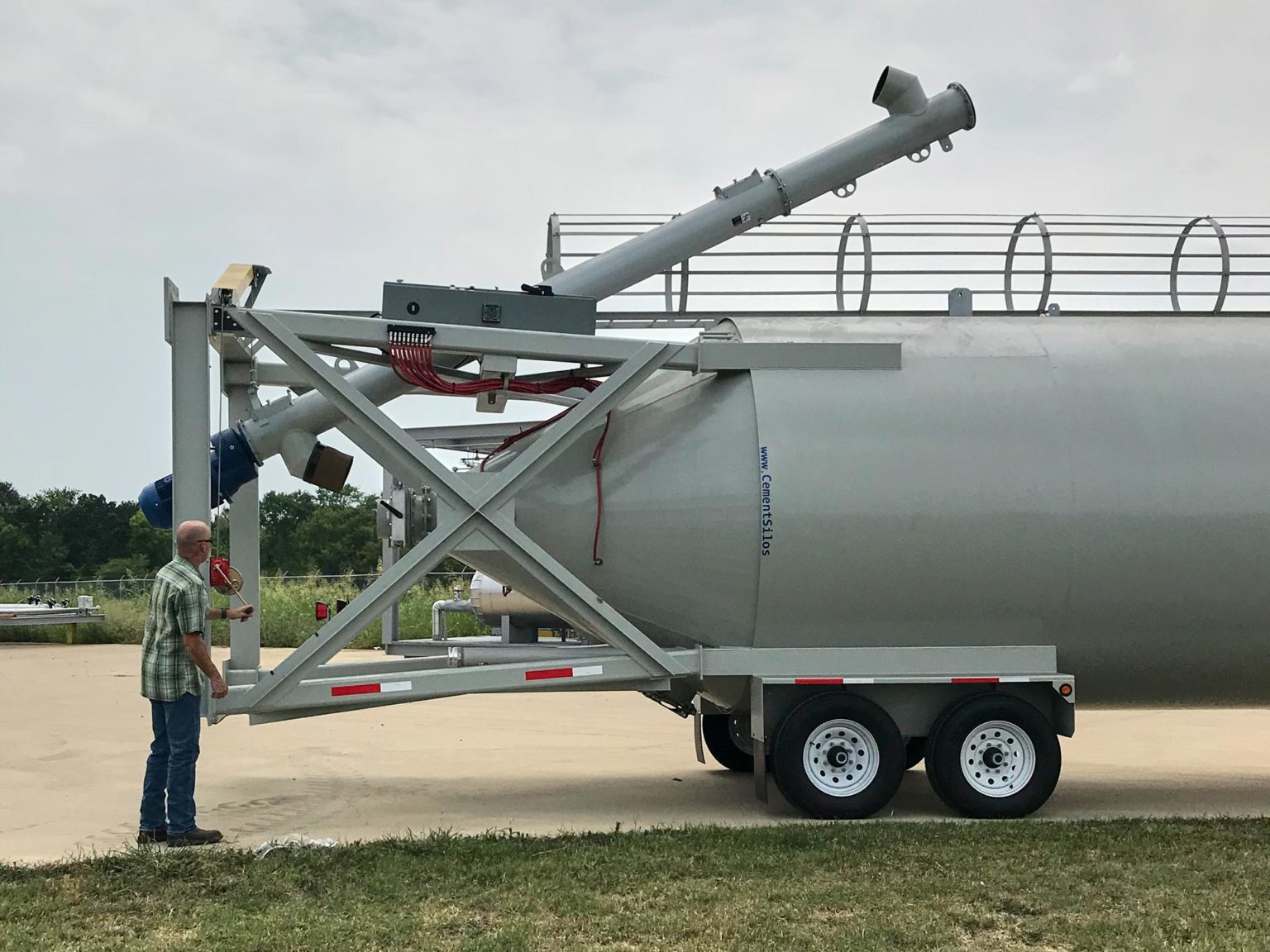 Portable Silo With Pivoting Auger (1400c.f.) - DSS 1400