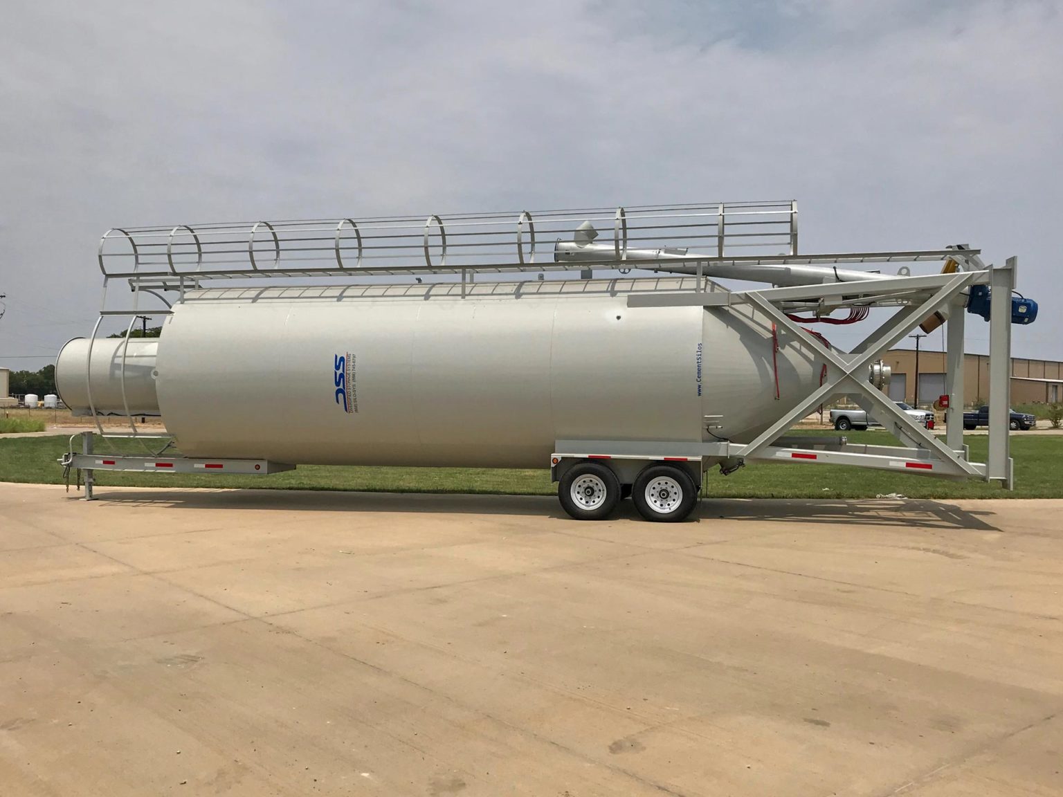 Portable Silo With Pivoting Auger (1400c.f.) - DSS 1400